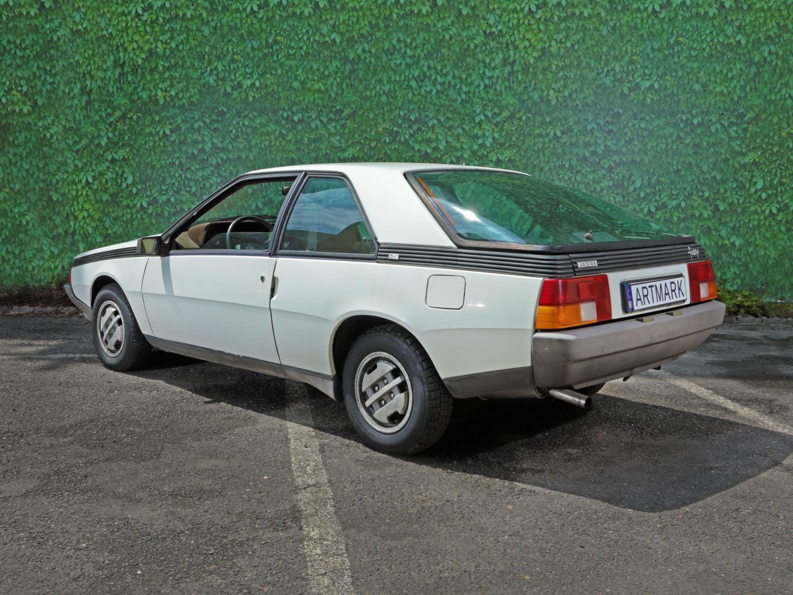 Maşina Zoiei Ceauşescu, vândută la licitaţie cu 20.000 de euro ...