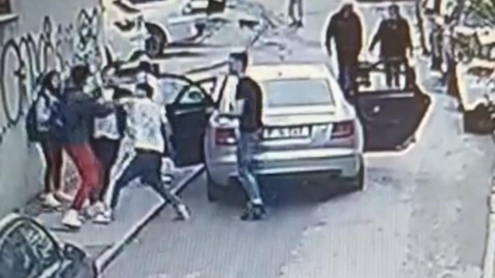 București: Un tânăr a fost luat la bătaie în plină stradă - Metropola TV