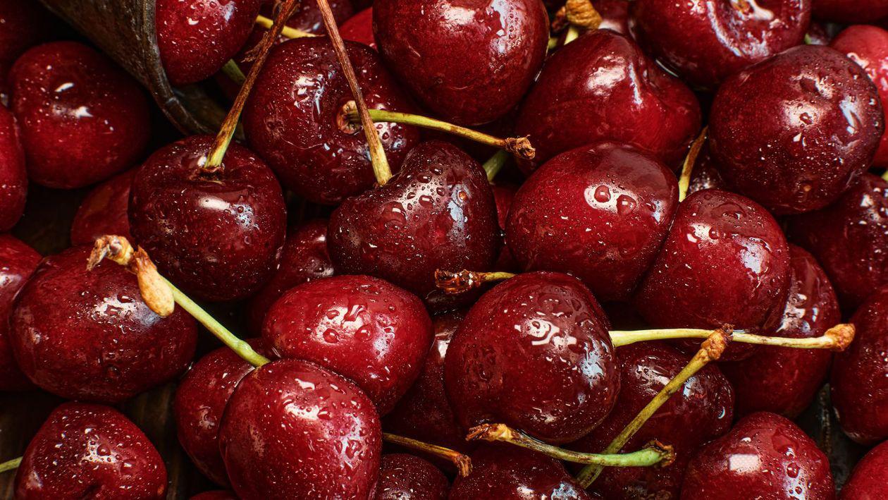 Cât a ajuns să coste un kilogram de cireșe într-o piață din România ...