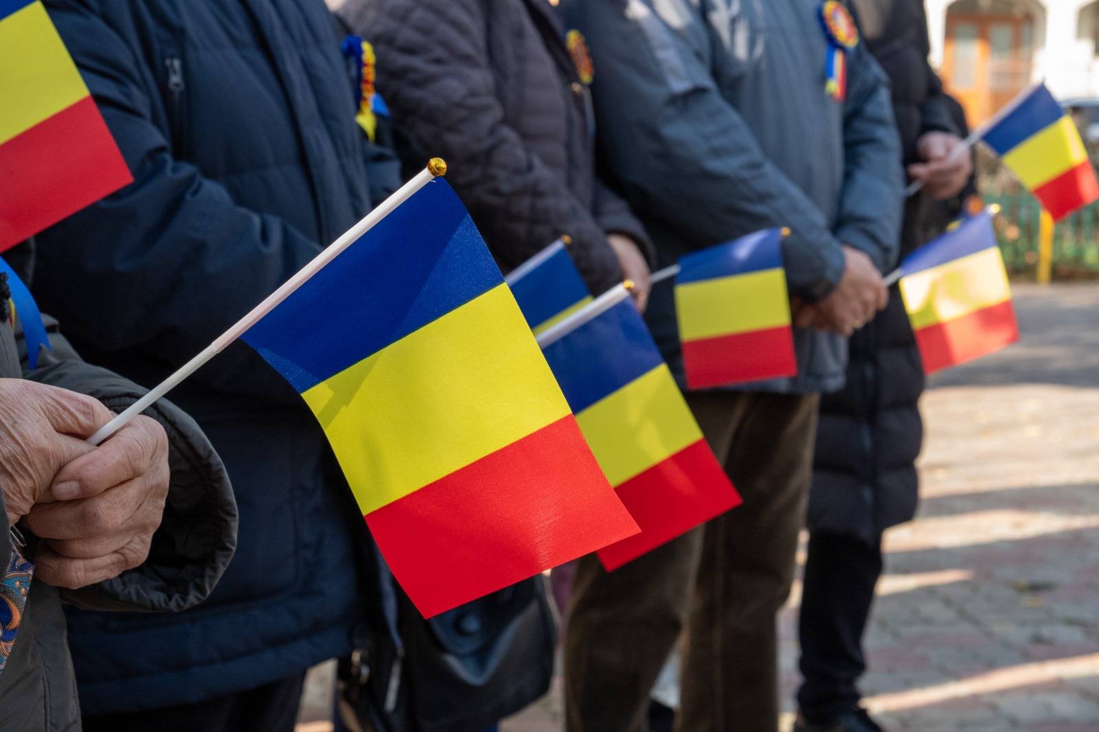 Ziua Națională, marcată în orașul Voluntari. Depunere de coroane la ...