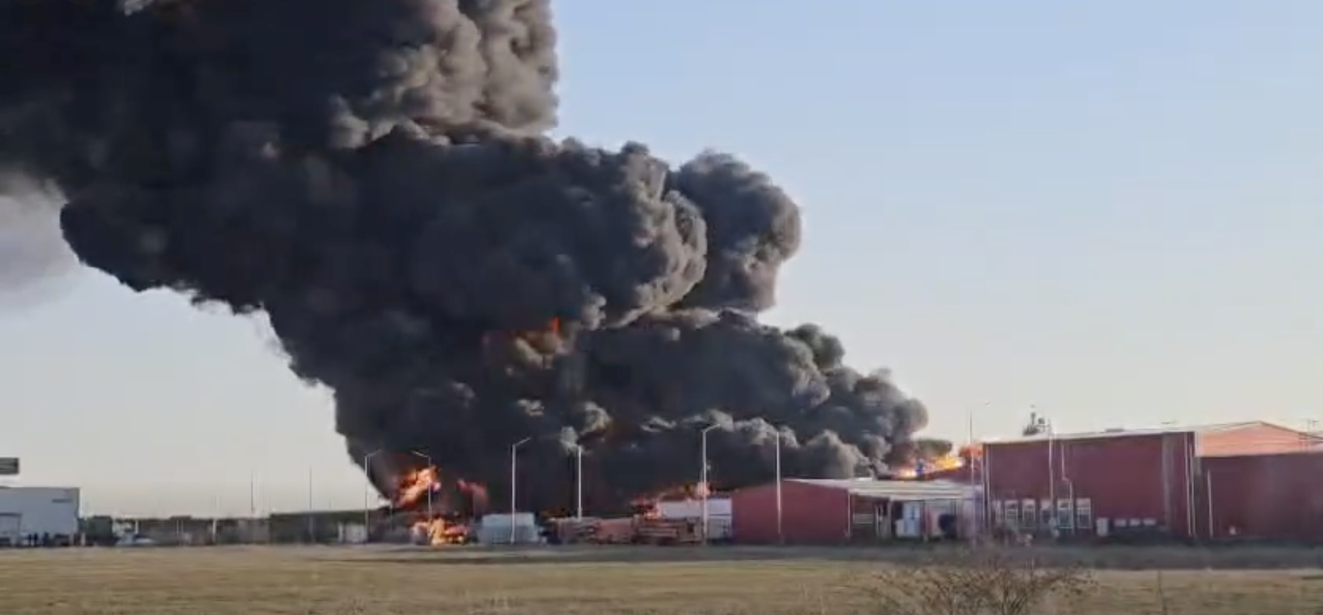 Aradul, acoperit de un nor gros de fum după un incendiu la o fabrică de ...