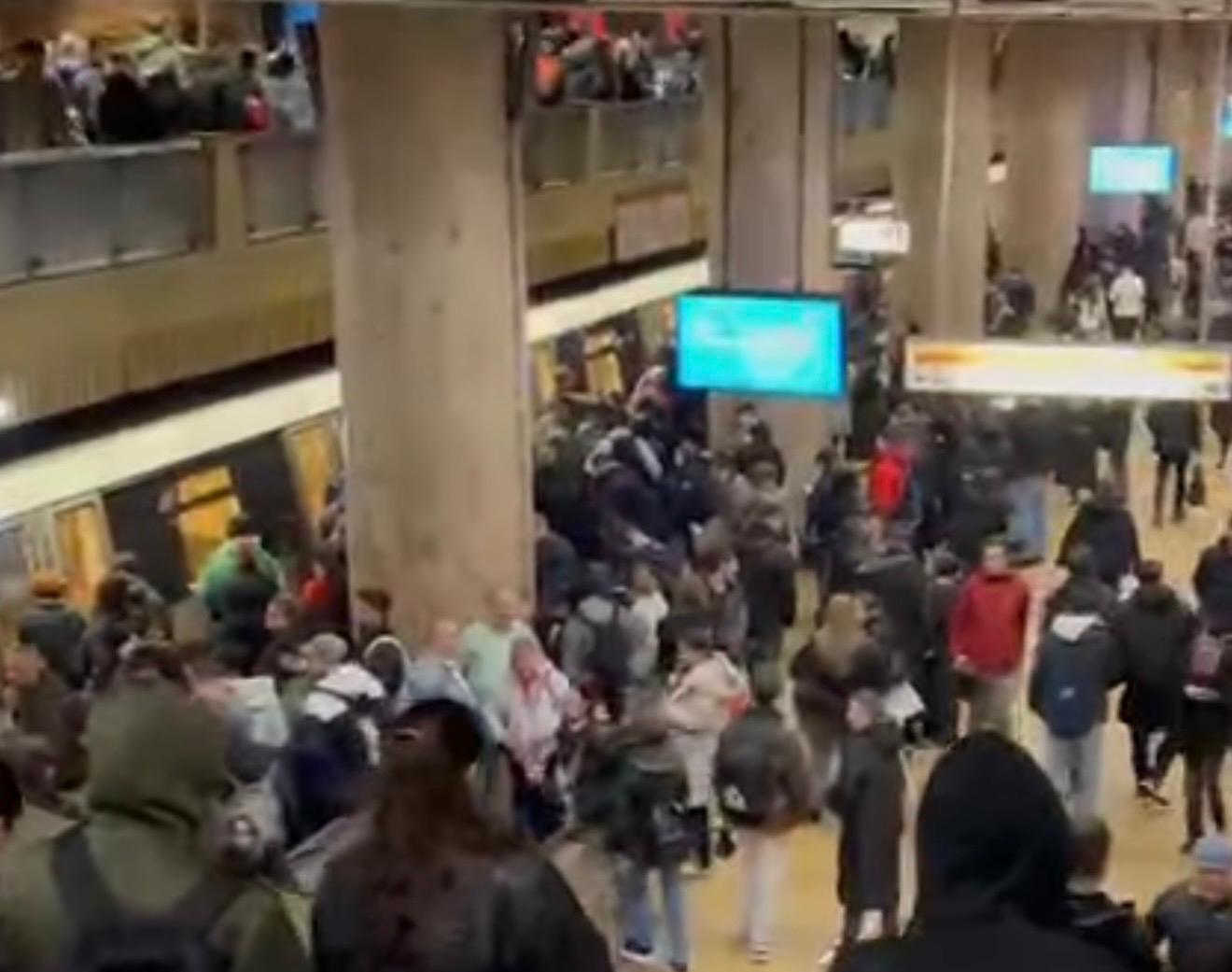 Haos la metrou în stația Piața Unirii 1. Sute de persoane înghesuite pe ...